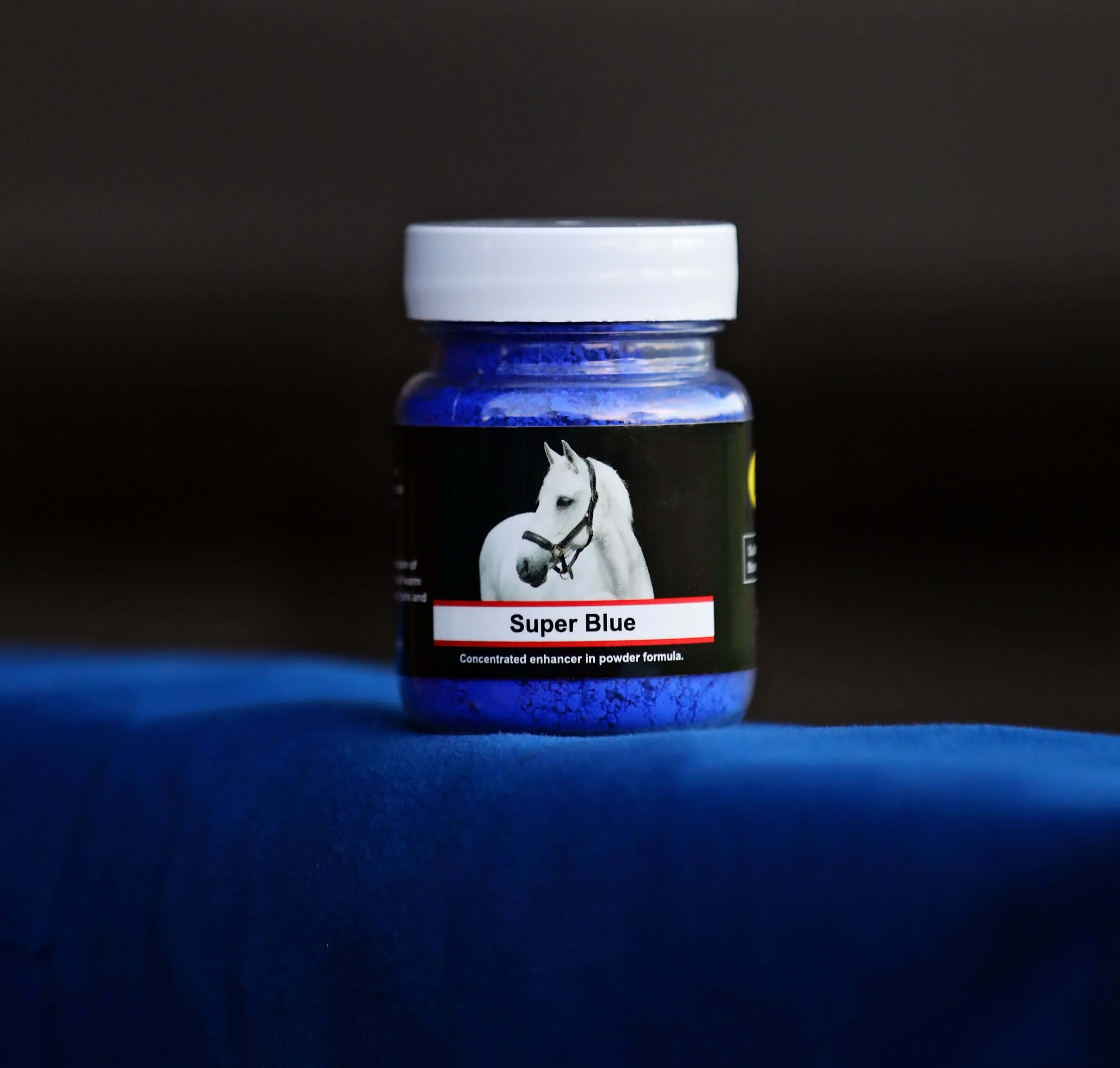 Super Blue | Clean White Horses – Smart Grooming